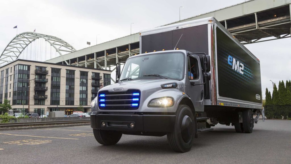 Daimler hands over first electric Freightliner truck - Autodevot