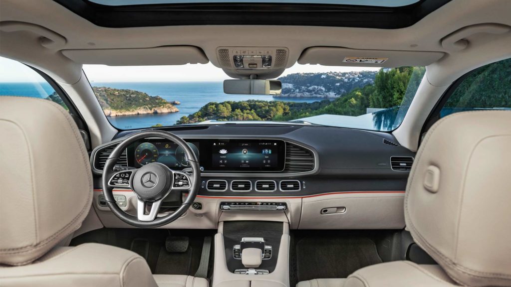 New Mercedes-Benz GLS debuts with large dimensions - Autodevot