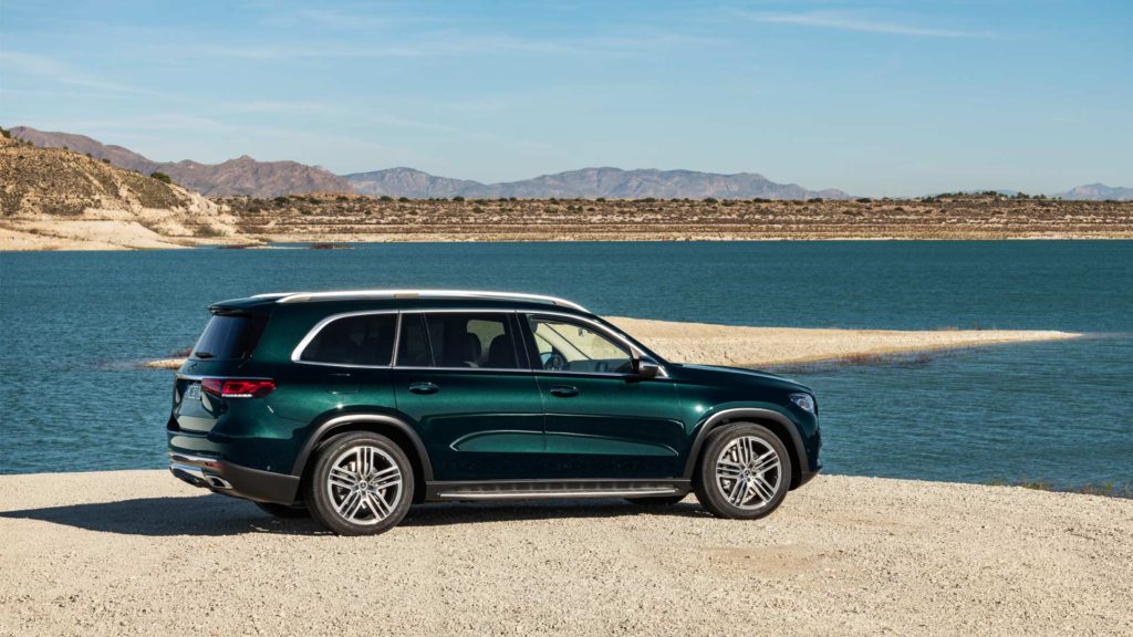 New Mercedes-Benz GLS debuts with large dimensions - Autodevot