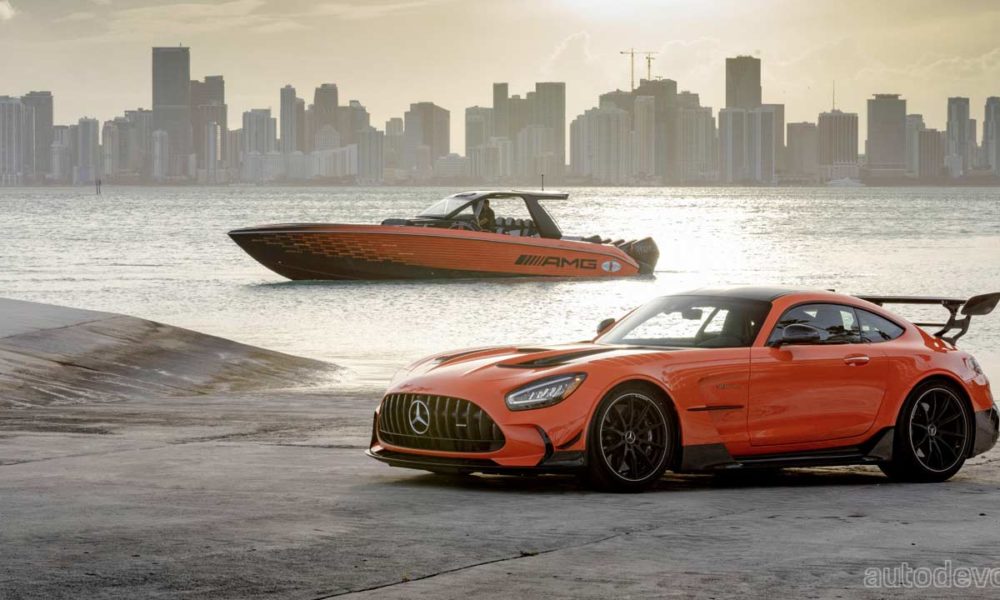 Cigarette Racing 41' Nighthawk gets a special paint from GT Black ...