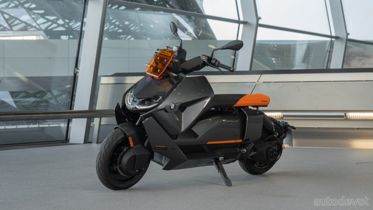 BMW CE 04 production version debuts with a connected jacket - Autodevot