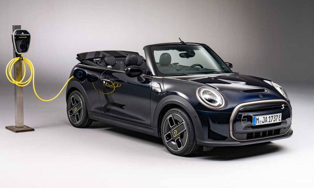 MINI Cooper SE Convertible debuts with a soft patriotic roof - Autodevot