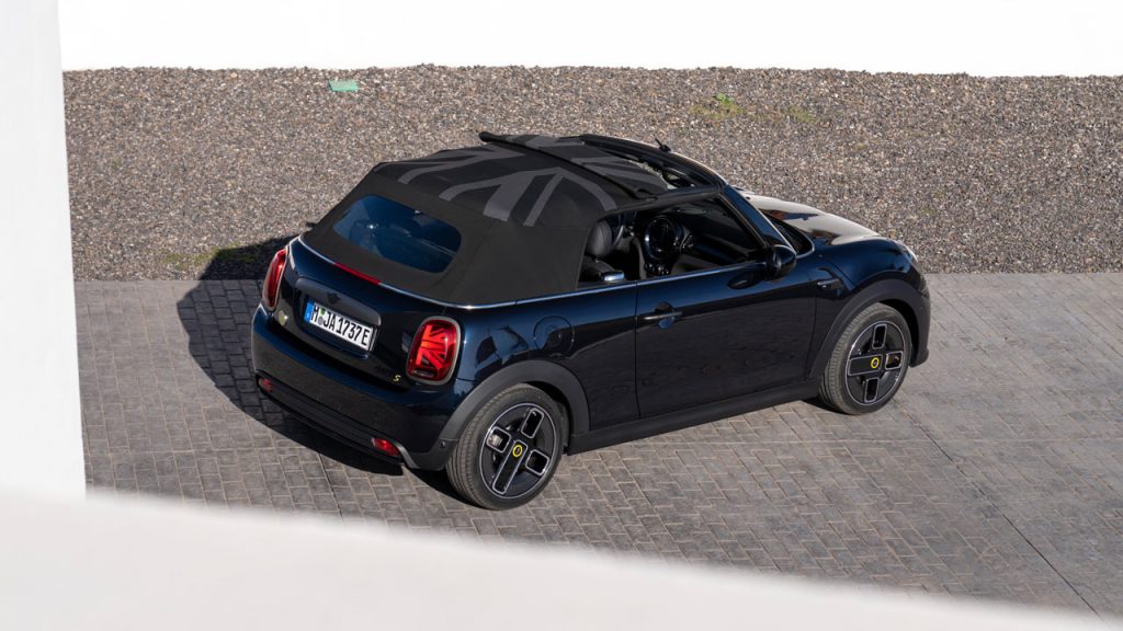 MINI Cooper SE Convertible debuts with a soft patriotic roof - Autodevot